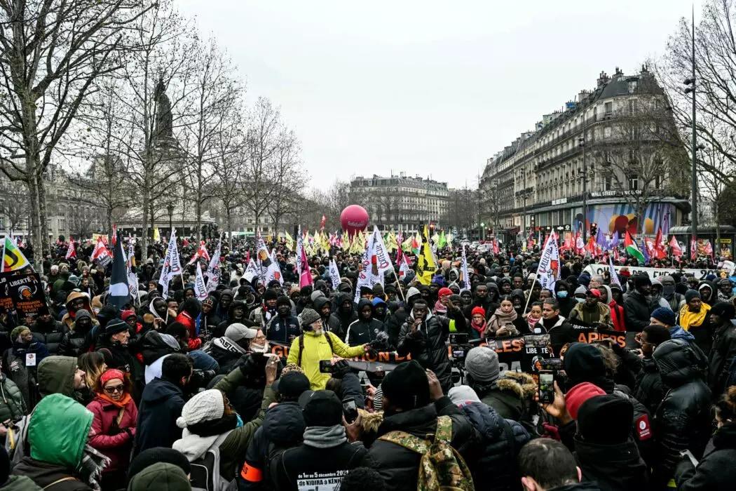 Despite the cold weather, thousands in France demonstrate against the ...